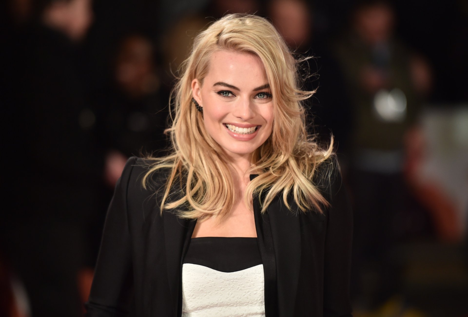 Margot Robbie's Radiant Blonde Smile – Stunning 4K Ultra HD Celebrity ...