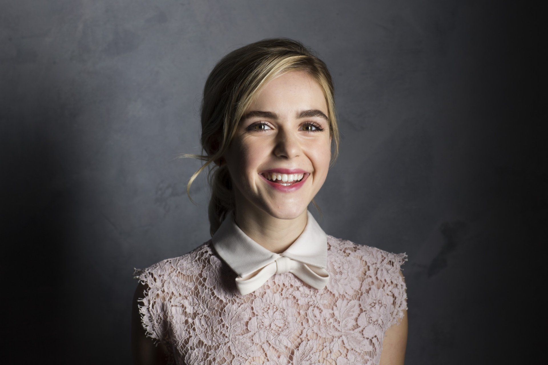 Download Blonde Smile American Actress Celebrity Kiernan Shipka HD ...