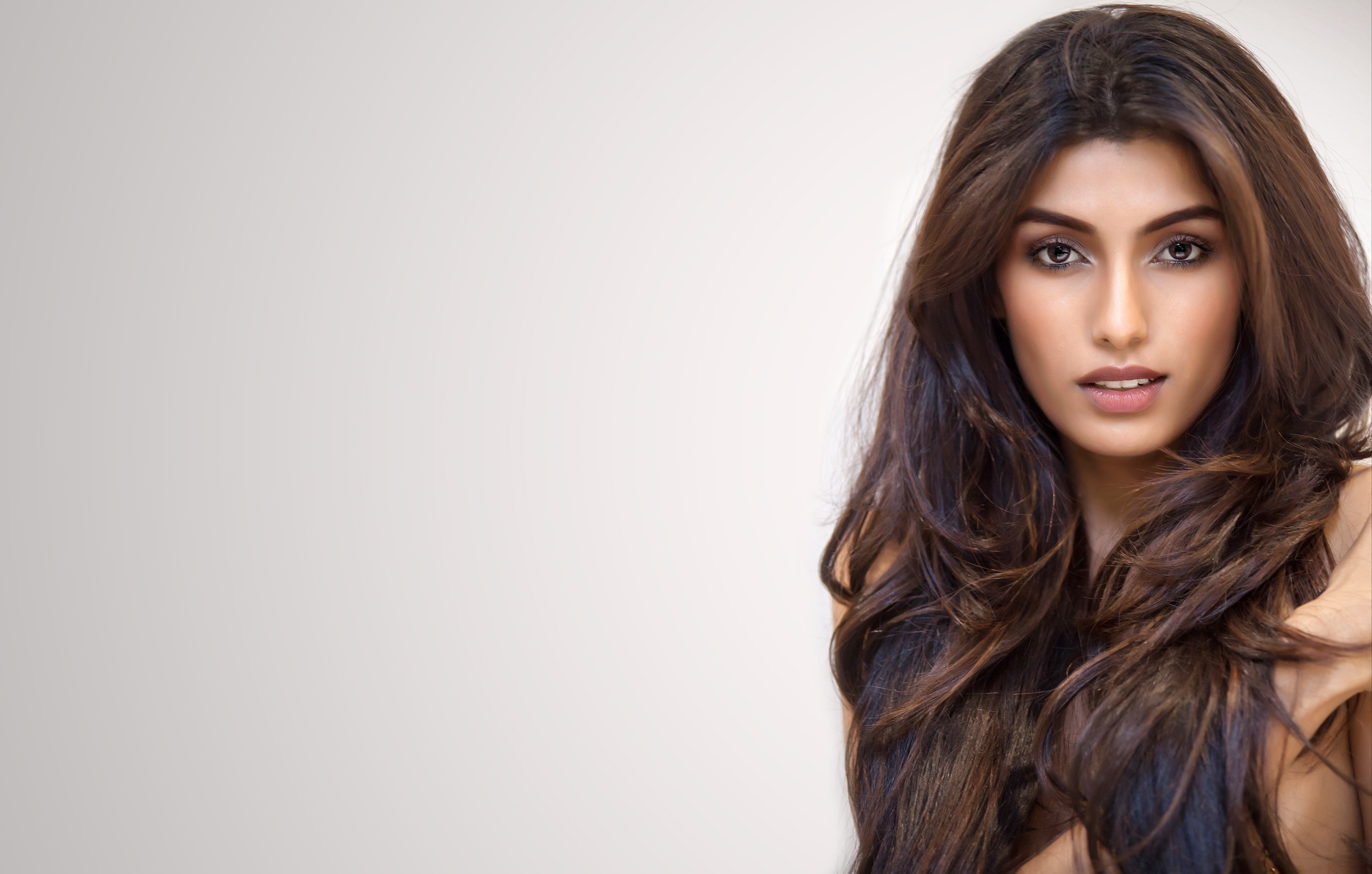 Download Brown Eyes Brunette Woman Model 4k Ultra HD Wallpaper