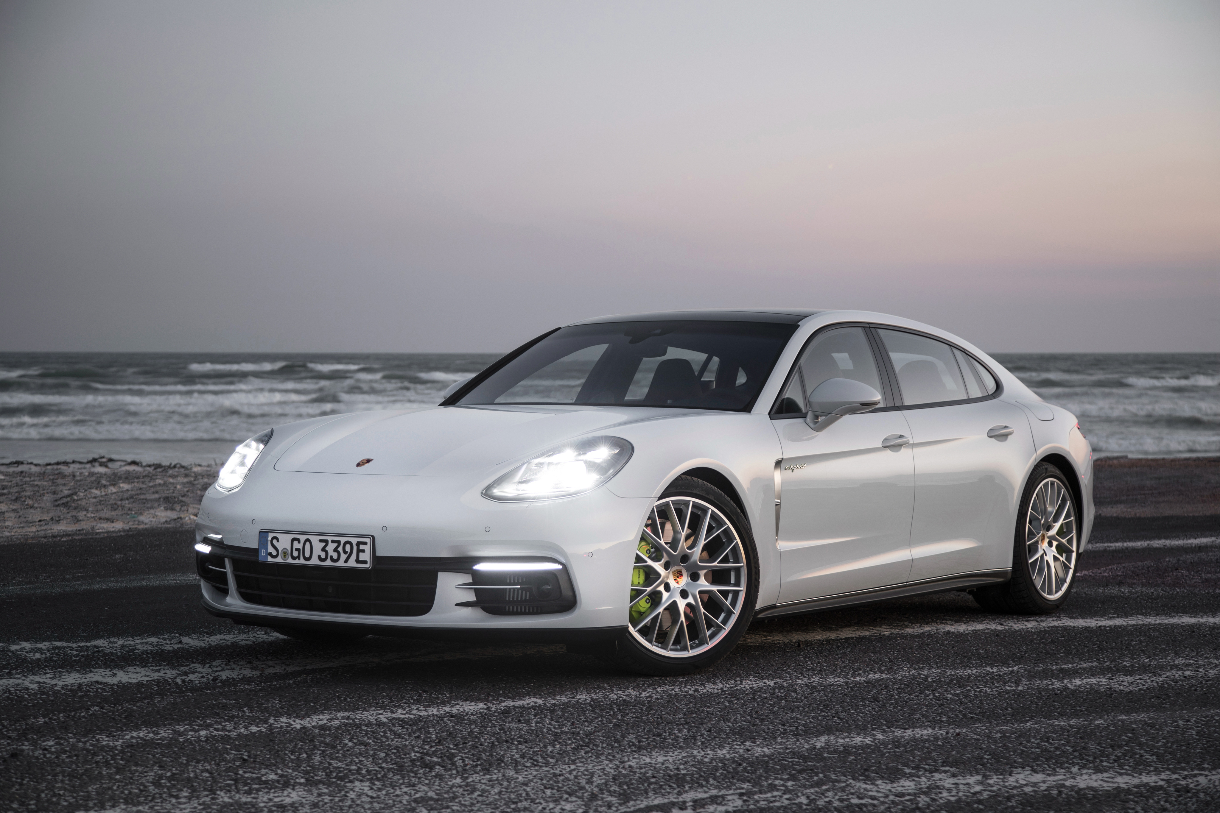 Download Vehicle Porsche Panamera 4k Ultra HD Wallpaper