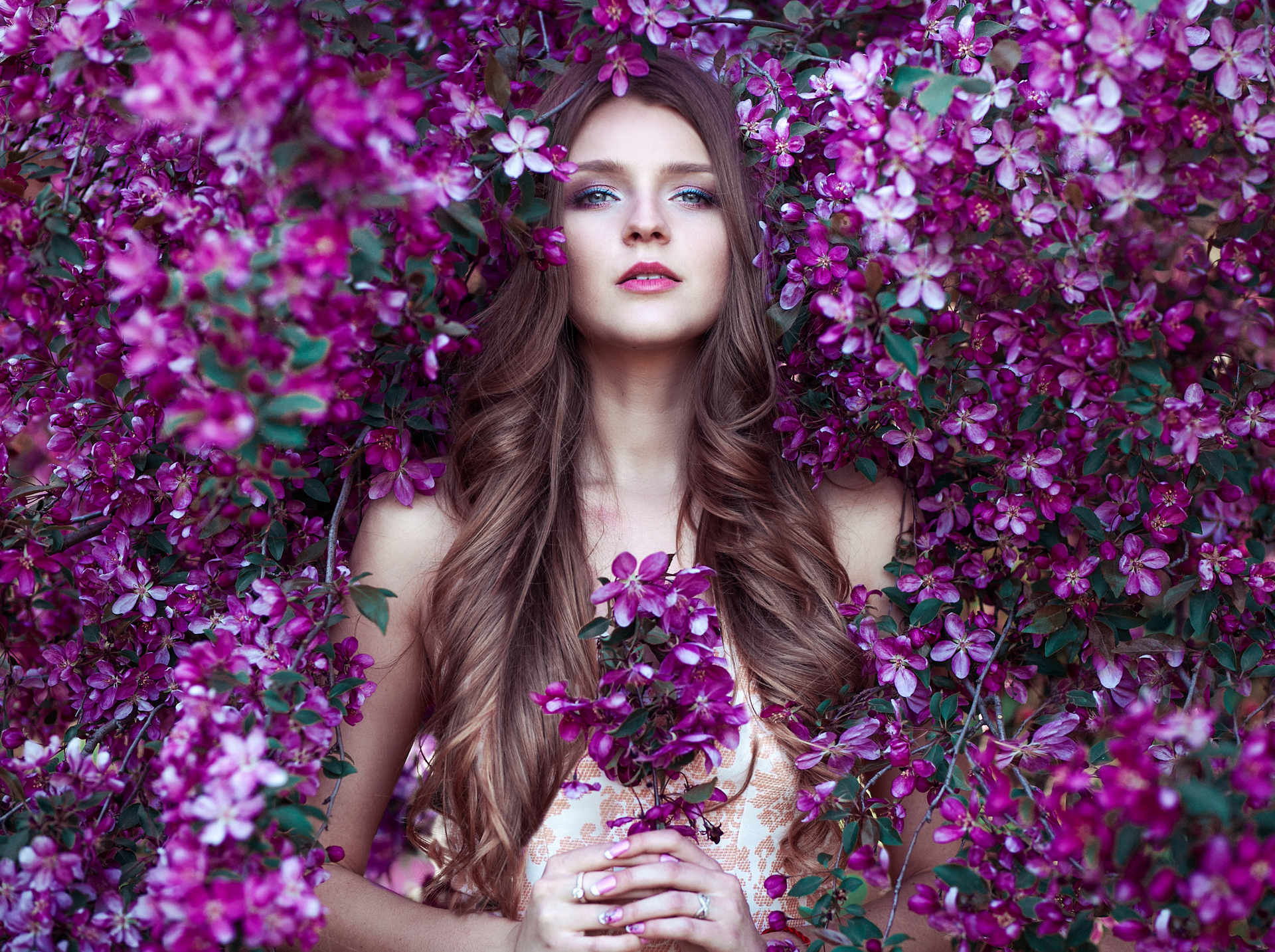 Download Flower Woman Model HD Wallpaper