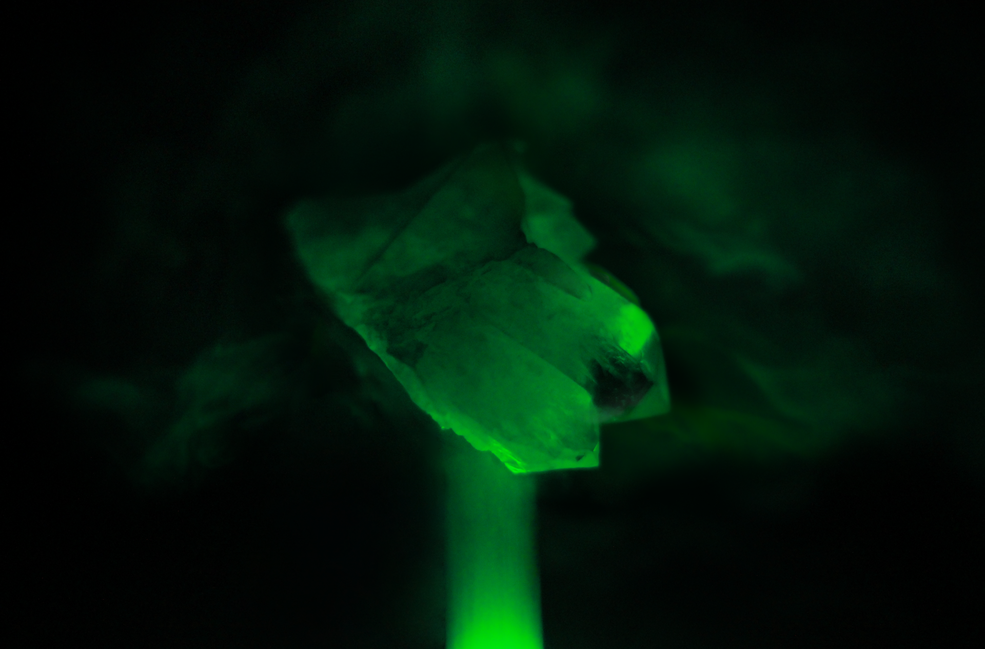 Green crystal smoke by gergelyharsay