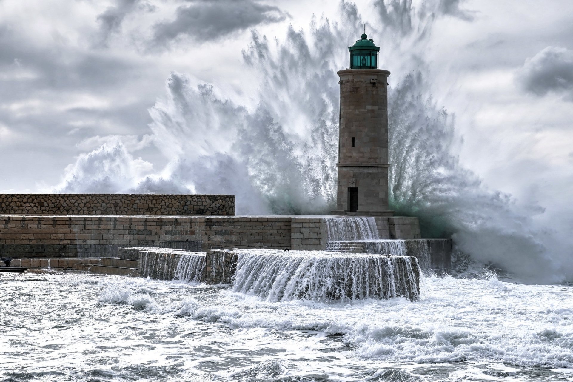 Mighty Waves Crashing Beyond the Lighthouse – Stunning HD Wallpaper