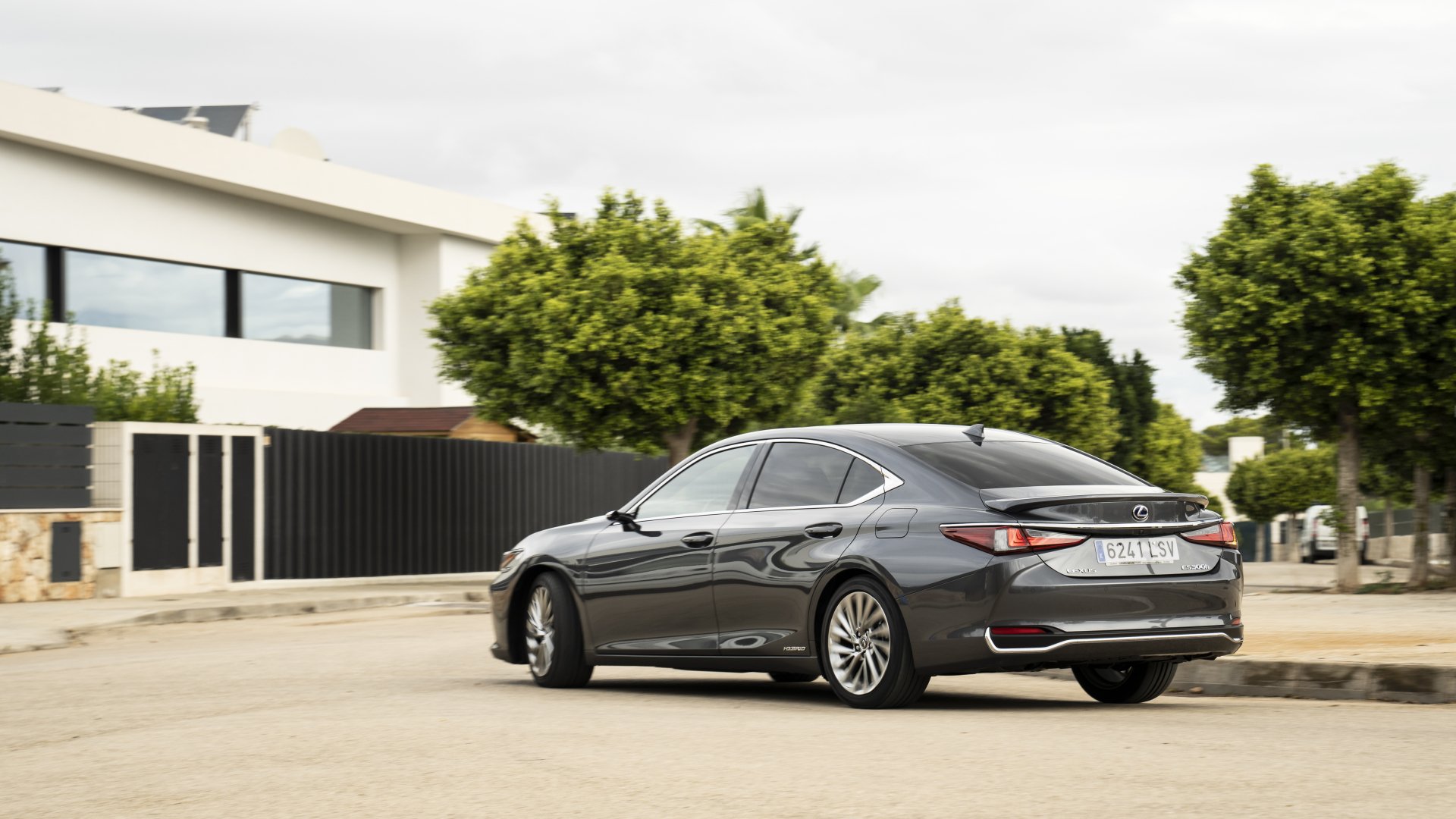 Download Vehicle Lexus ES 300H 4k Ultra HD Wallpaper