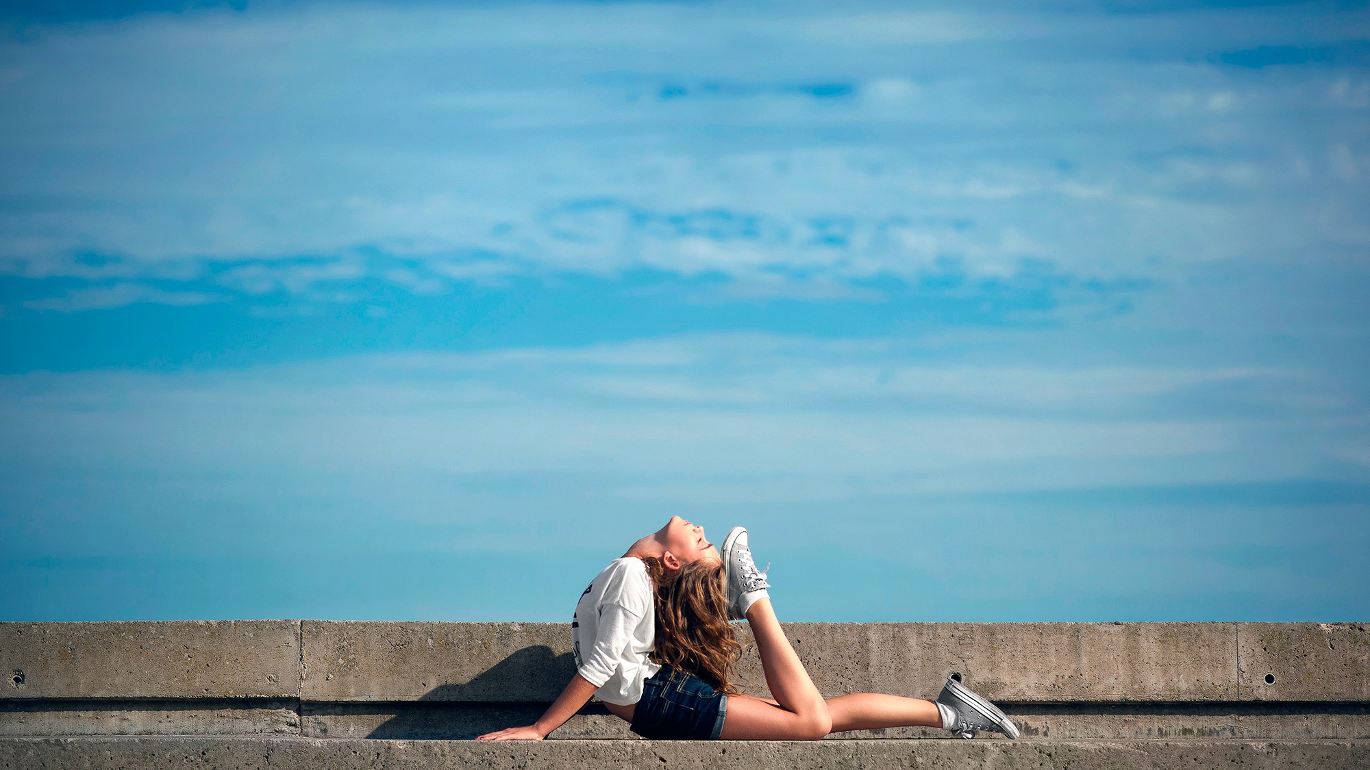 Download Sky Outdoor Woman Model HD Wallpaper