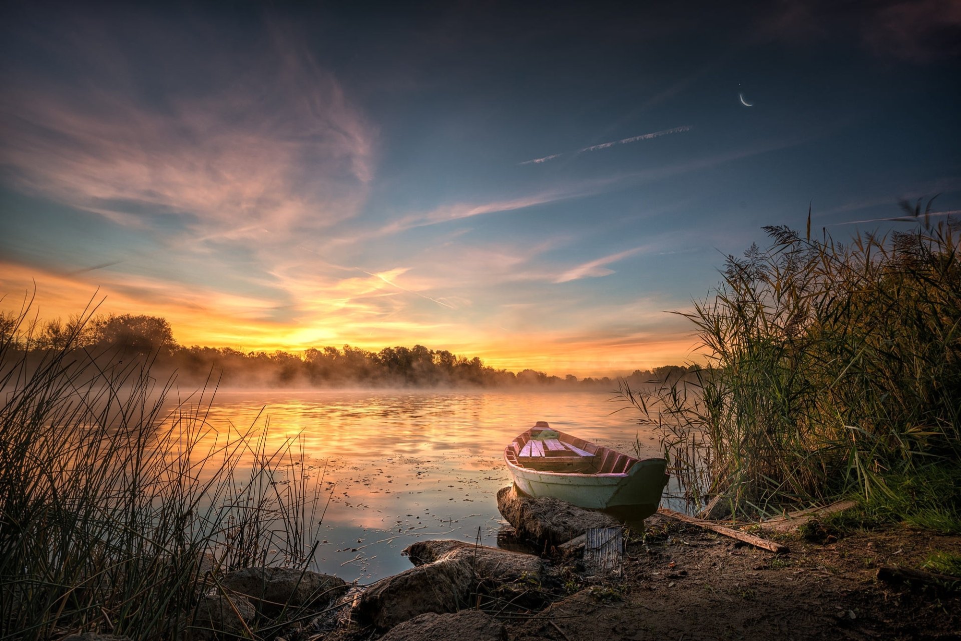 Serene Lake Sunrise: Stunning HD Photography Wallpaper