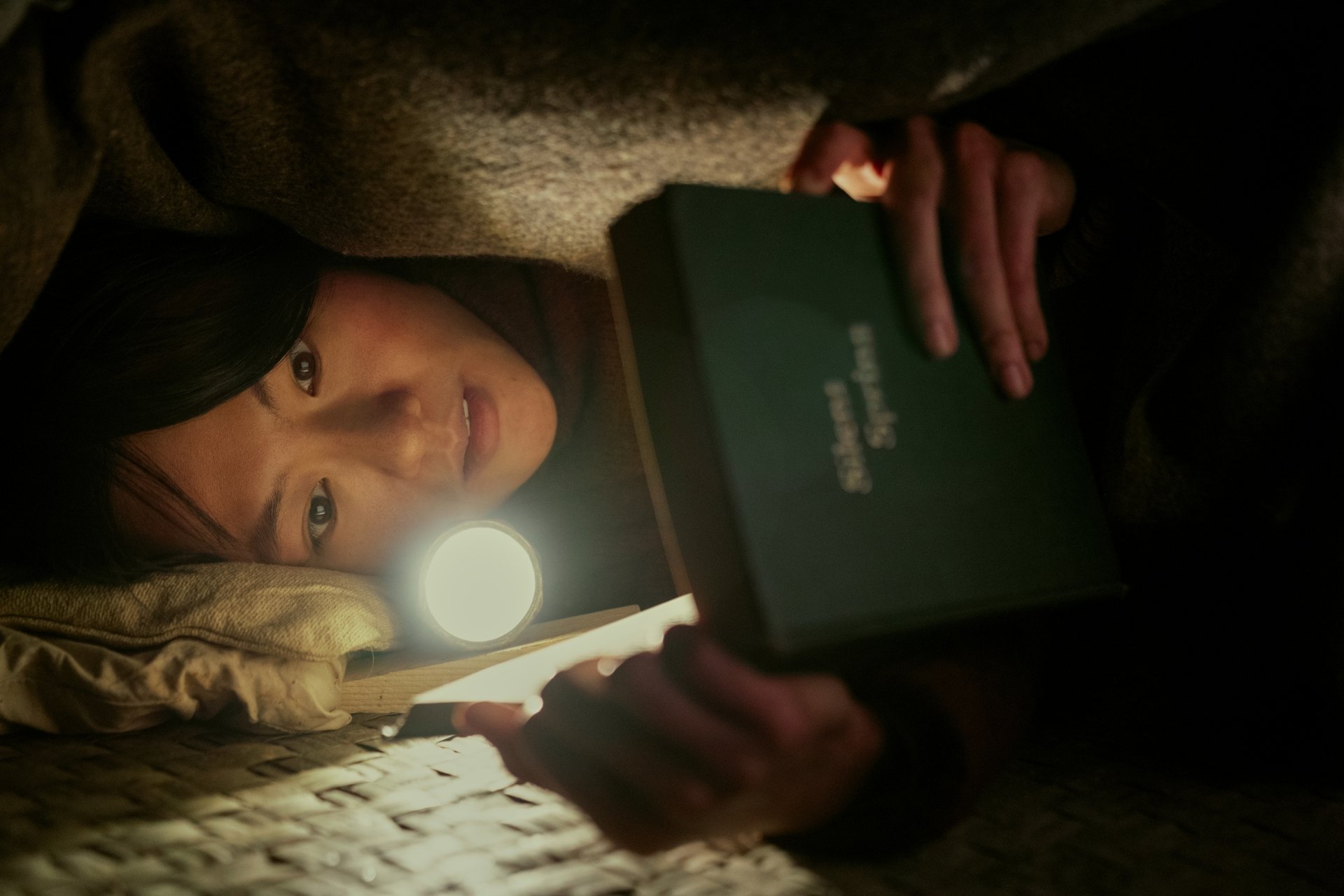 The Three-Body Problem HD Wallpaper - Mysterious Reading Session