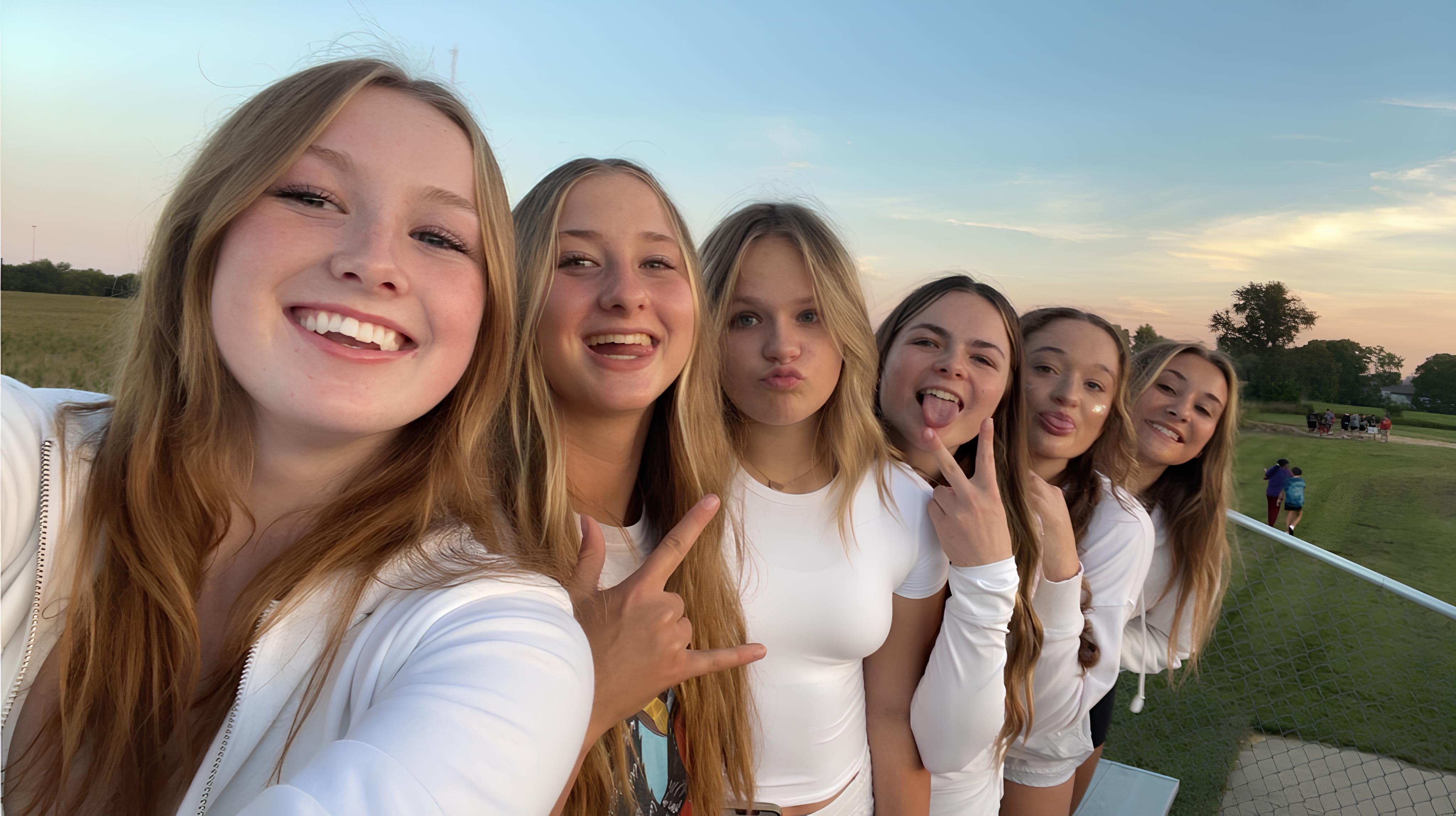A group photo of 6 gorgeous girls. by lskdcvnokse