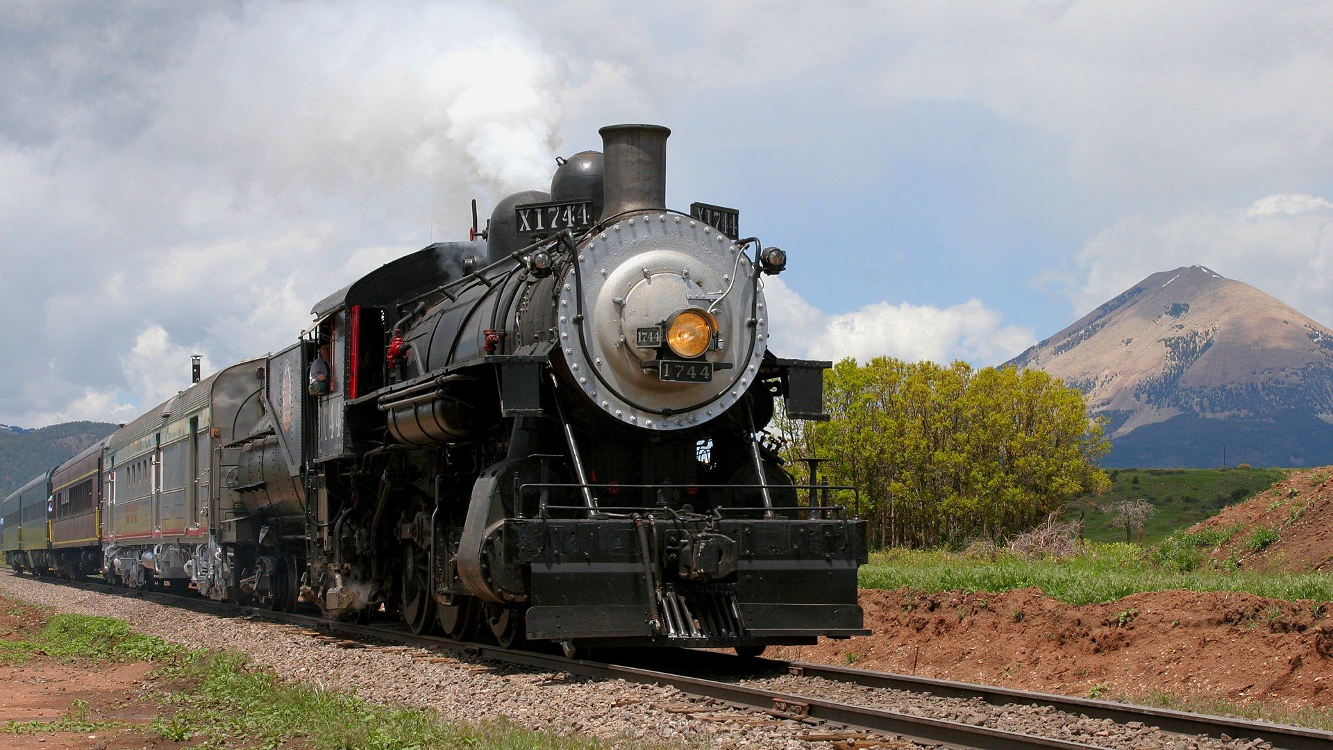 Vintage Steam Train HD Wallpaper - Classic Vehicle in Motion