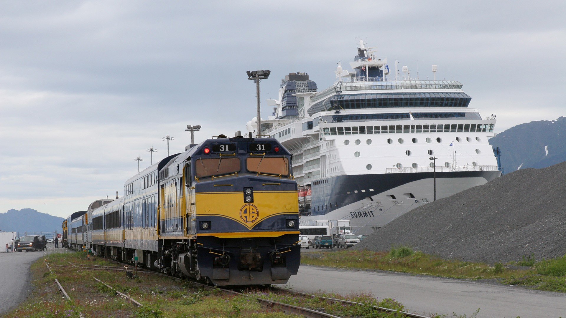 HD Wallpaper of a Train at Dockside