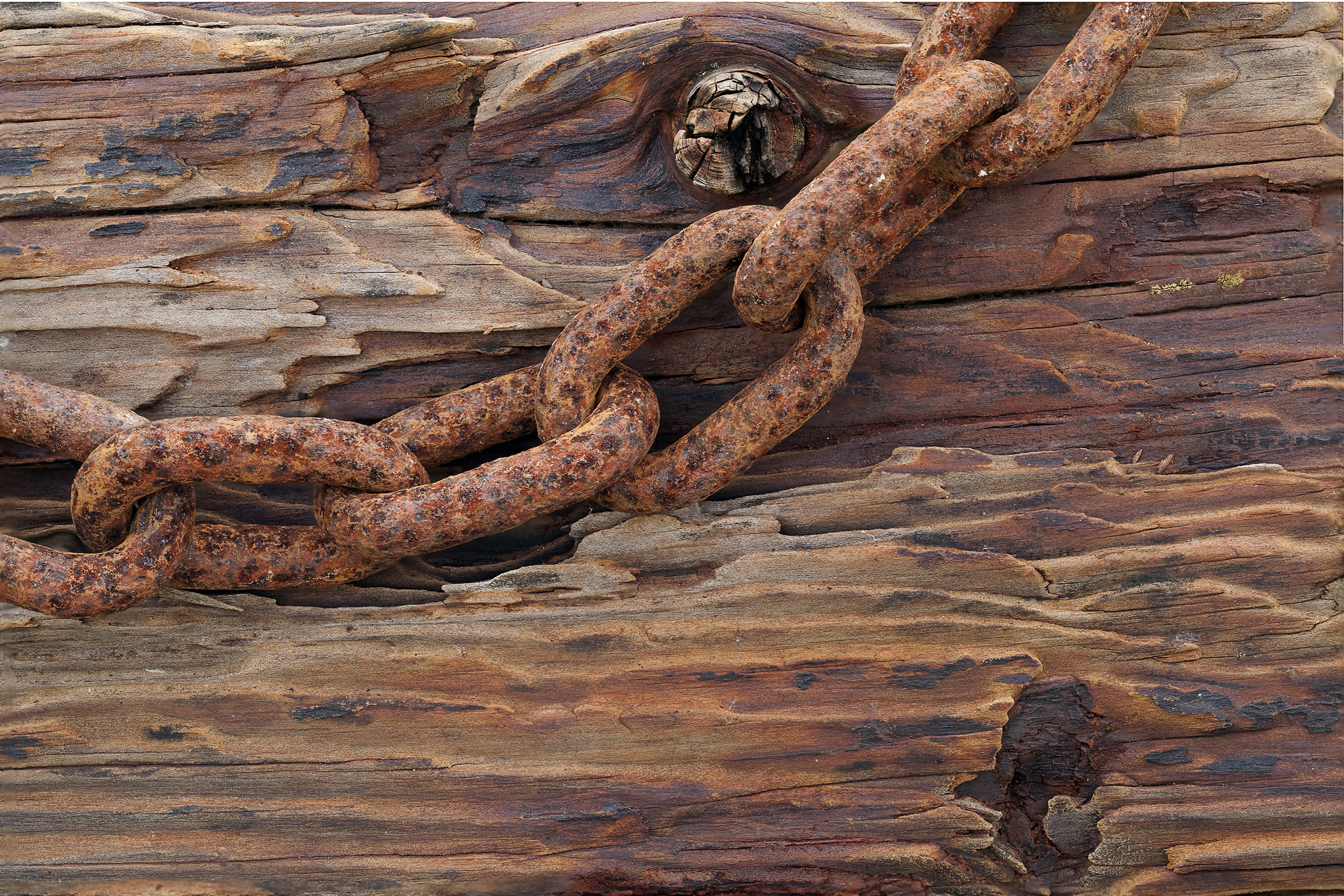 Rustic Chain on Weathered Wood - HD Wallpaper