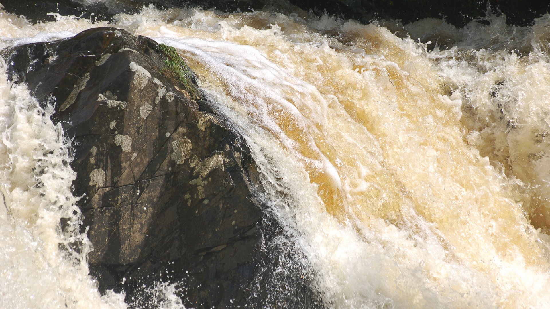 Moril-water lashing down by Moril