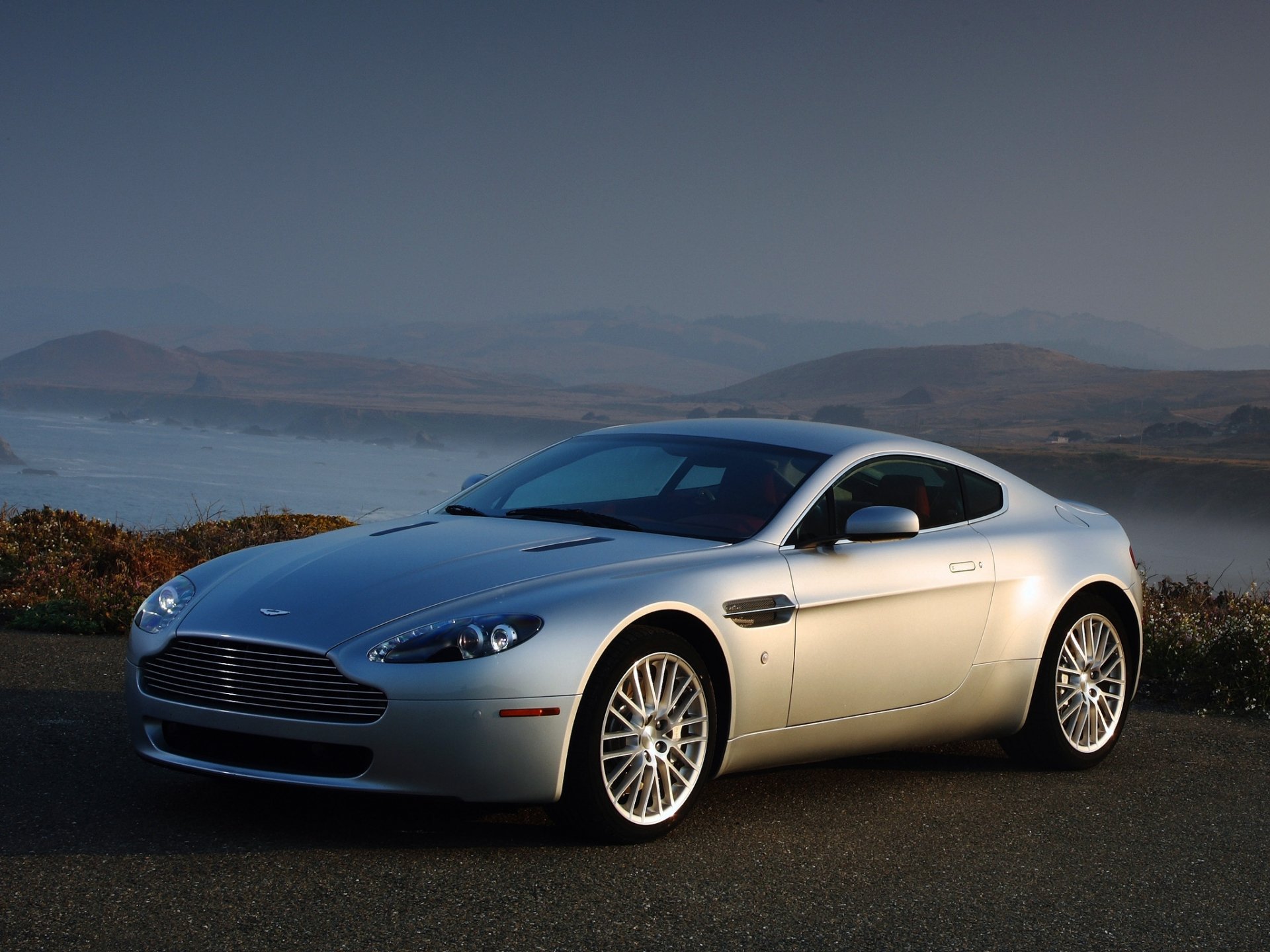 Download Vehicle Aston Martin Vantage HD Wallpaper