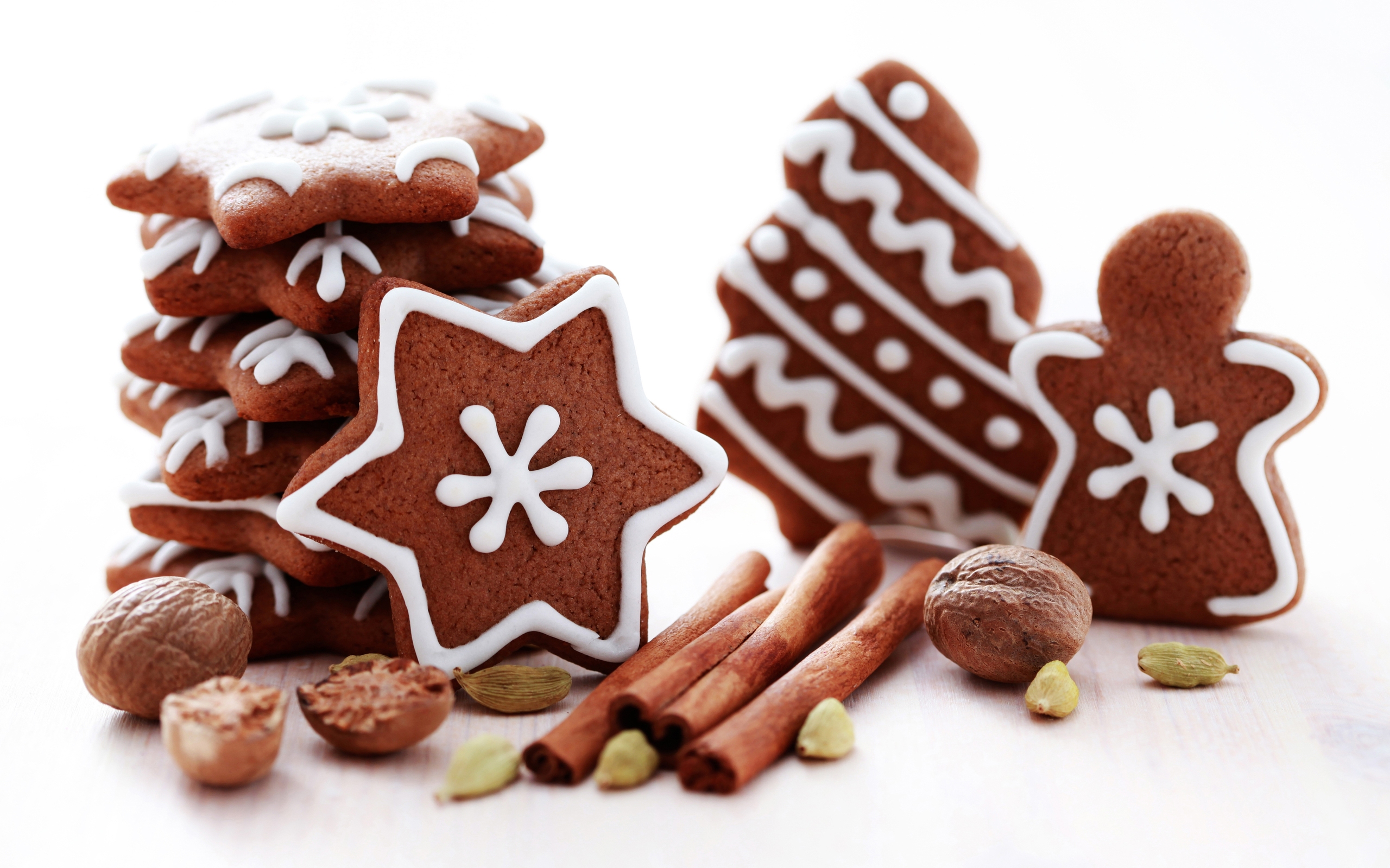 Holiday Gingerbread Delight: Cinnamon-Spiced Christmas Cookies HD Wallpaper