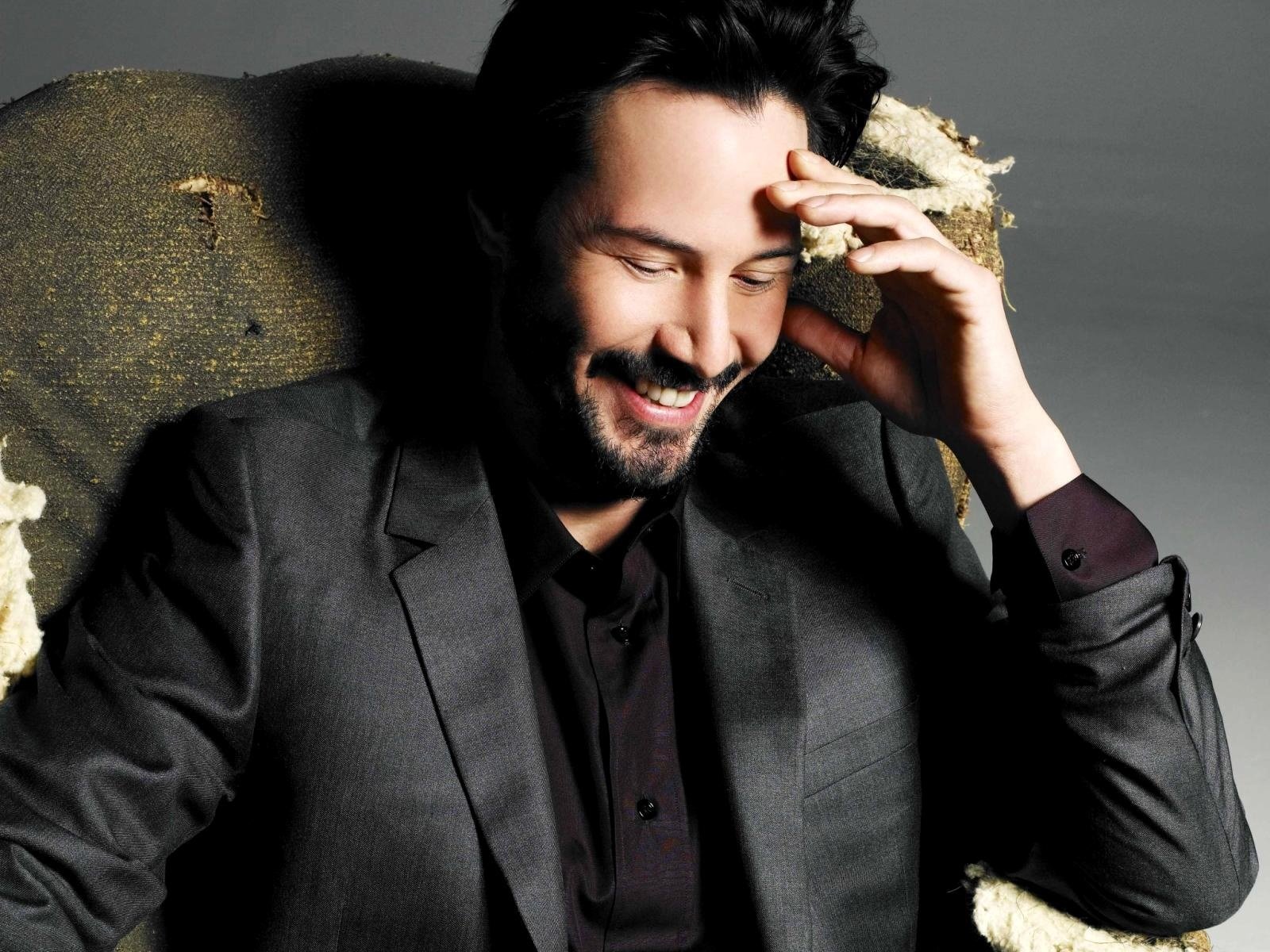 Keanu Reeves HD Wallpaper: Iconic Celebrity Smiles