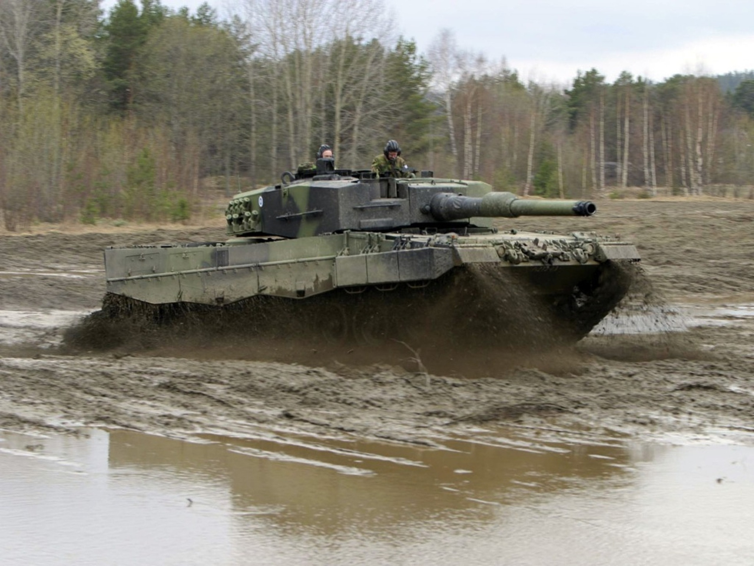 HD Military Might: Tank Power in Action