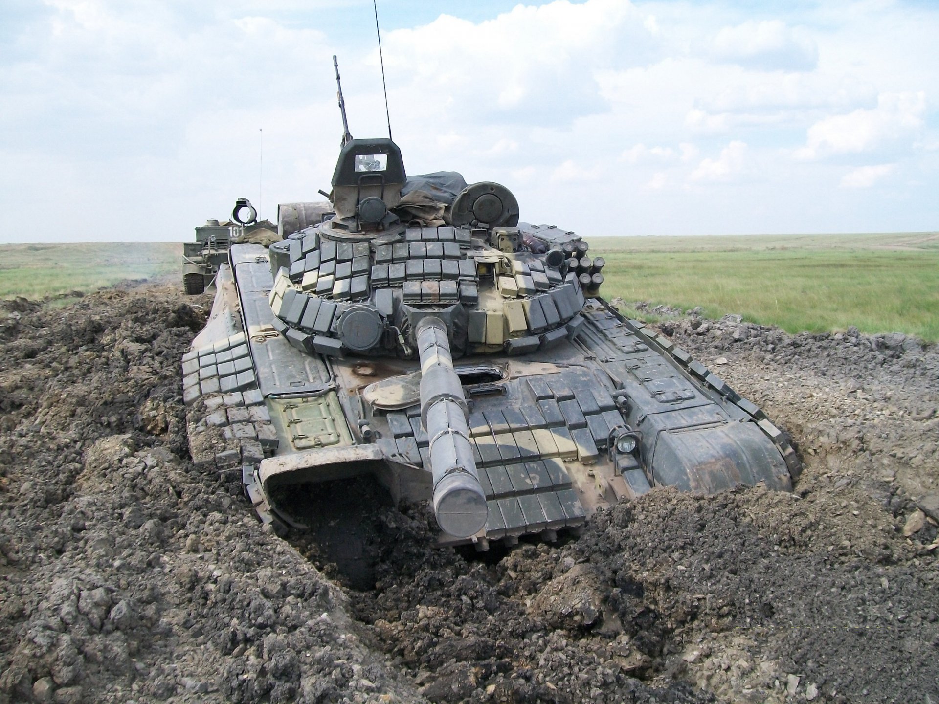 HD Military Tank Power: Rugged Strength on the Battlefield | 2560x1920 ...