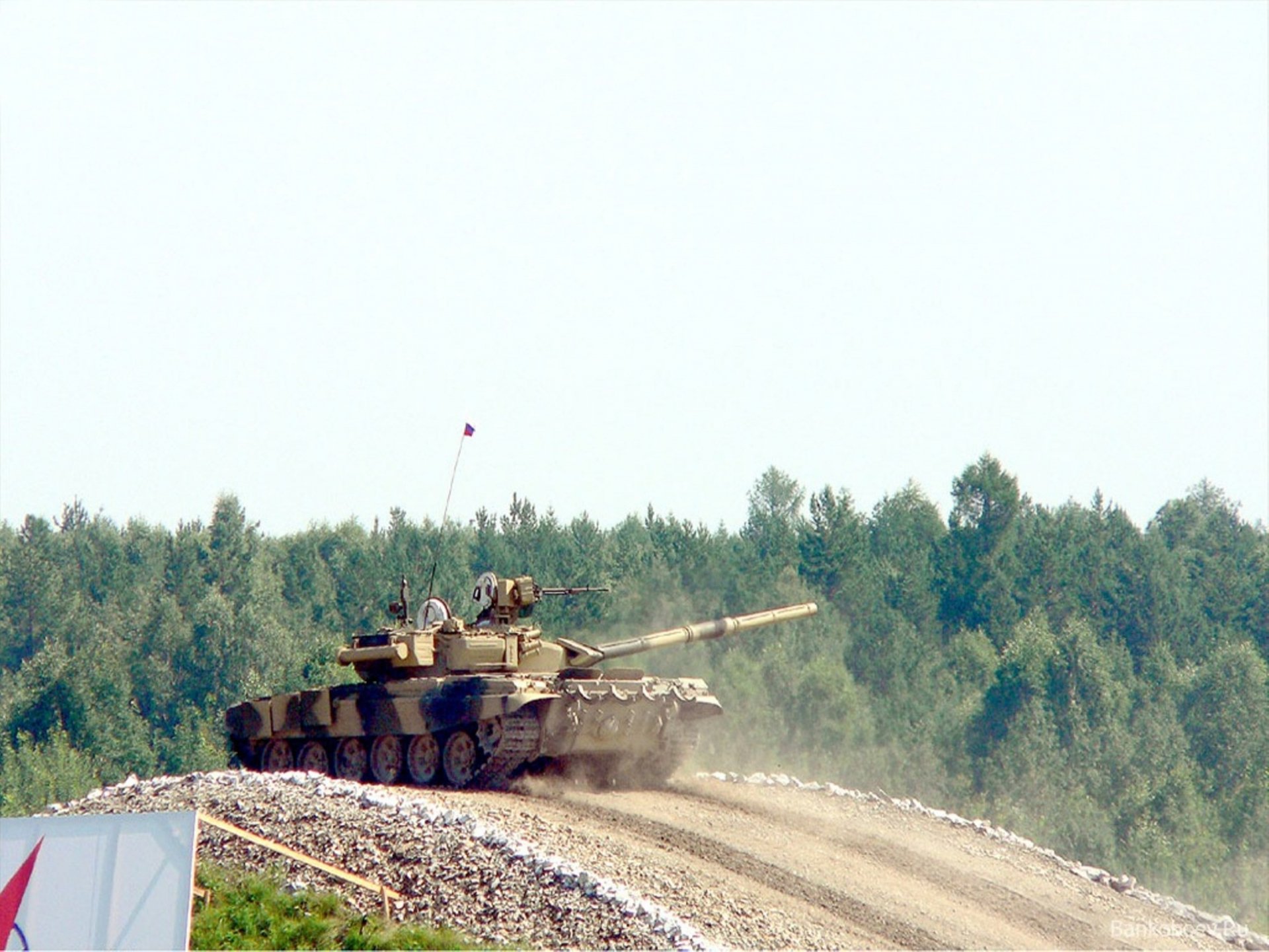 Armored Advance — Military Tank 2K Quad HD Wallpaper | 2560x1921 ...