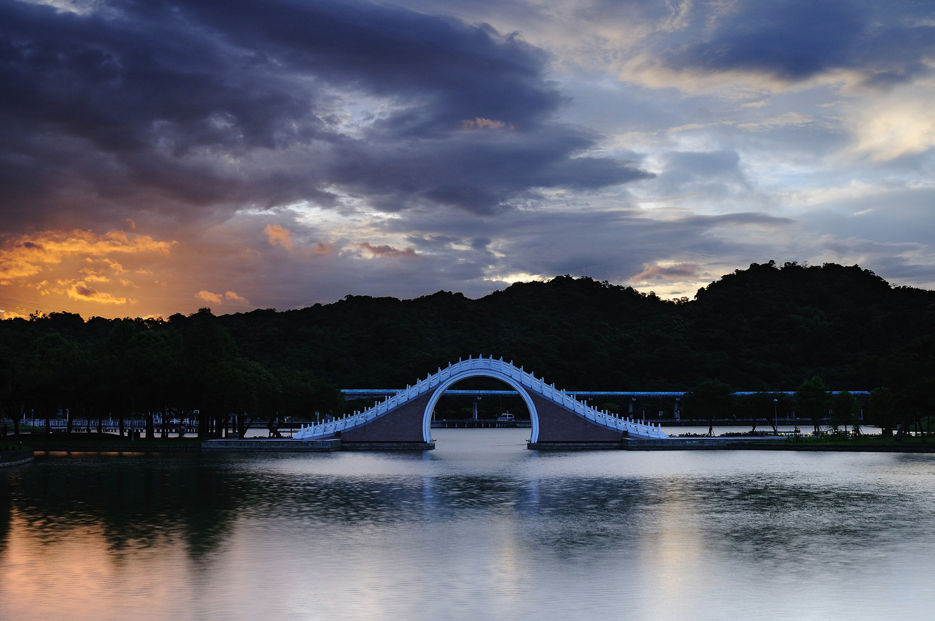 Wallpaper Modern Bridge Colorful