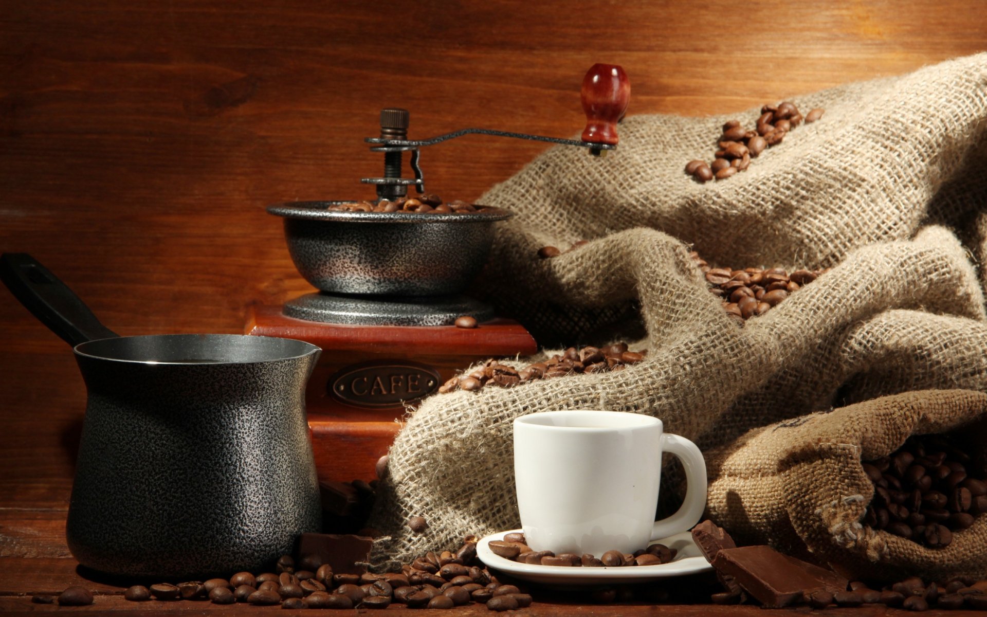 Rich Coffee Moments: HD Wallpaper of Freshly Ground Brew