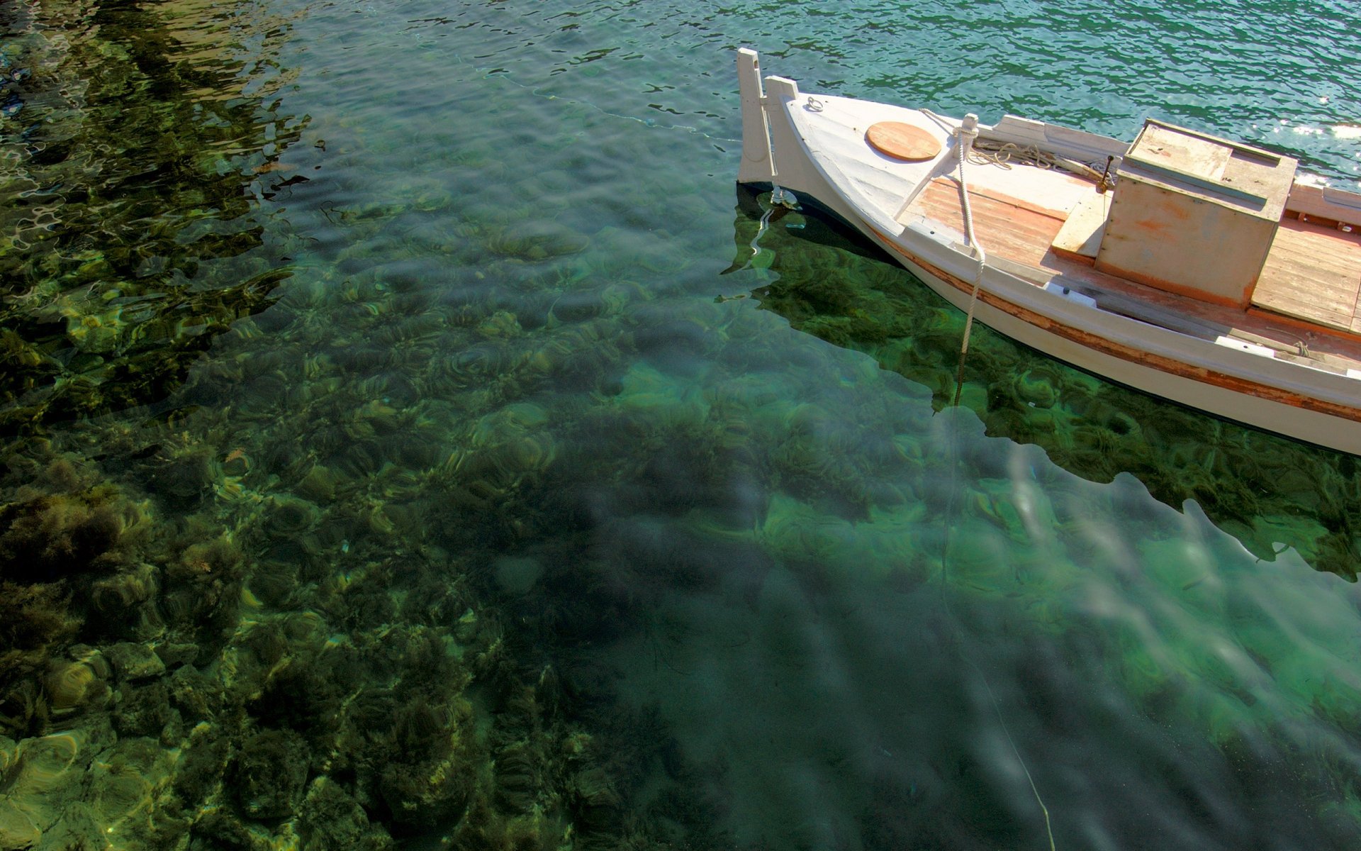 Stunning HD Wallpaper of a Tranquil Boat on Crystal Clear Waters