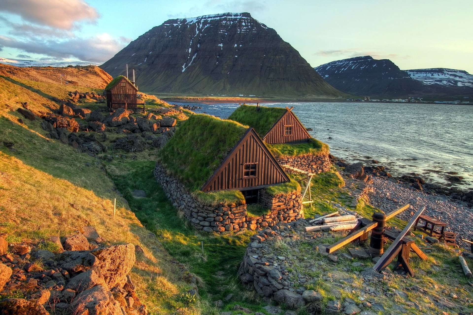 Rustic Coastal House: HD Man-Made Haven by the Mountain | 1920x1280 ...