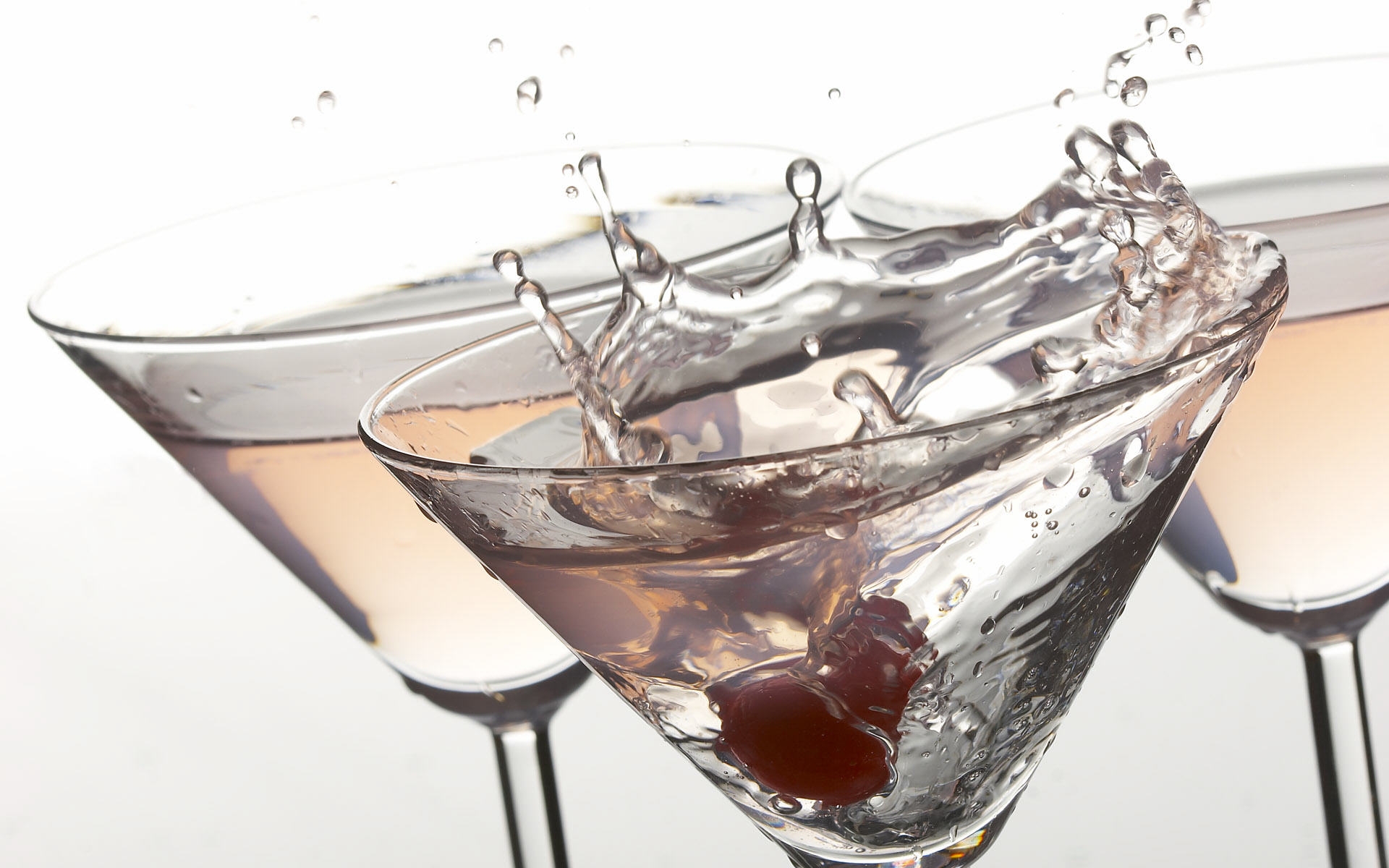 Refreshing Cocktail Splash – HD Food & Drink Wallpaper Delight