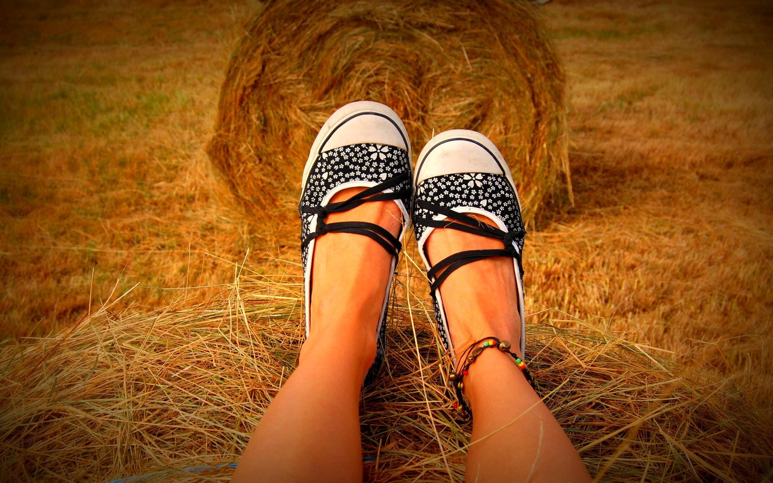 Download Woman Feet HD Wallpaper