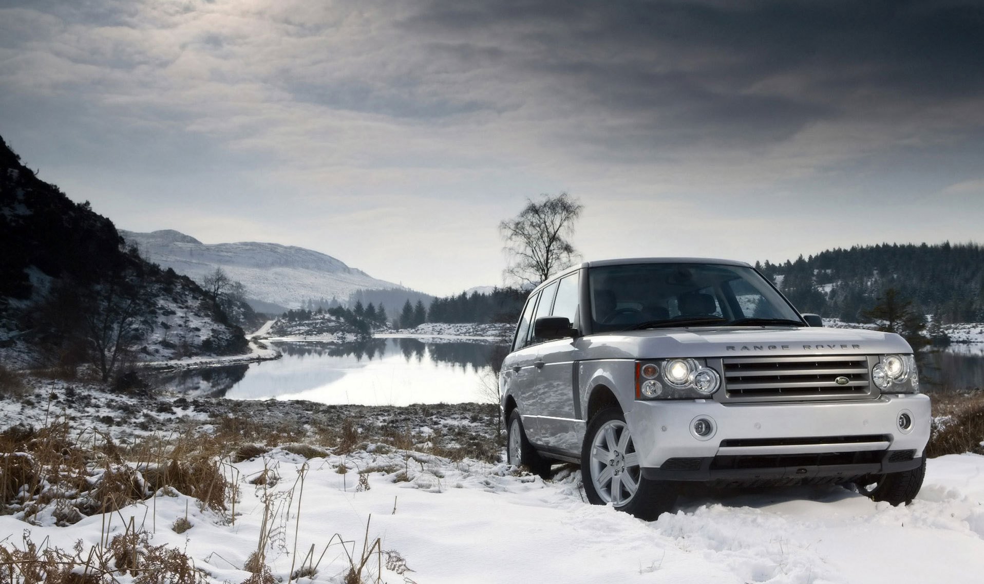 Land Rover Adventure: HD Wallpaper of Rugged Elegance