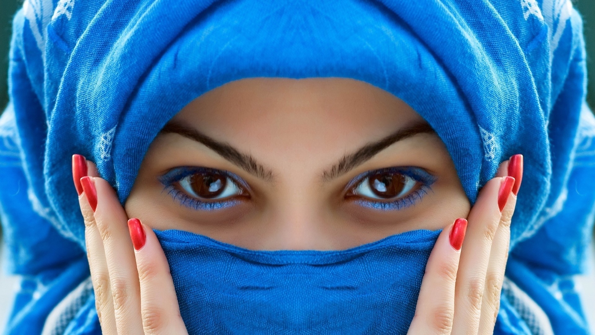 Enigmatic Eyes: HD Wallpaper of a Captivating Woman in Blue