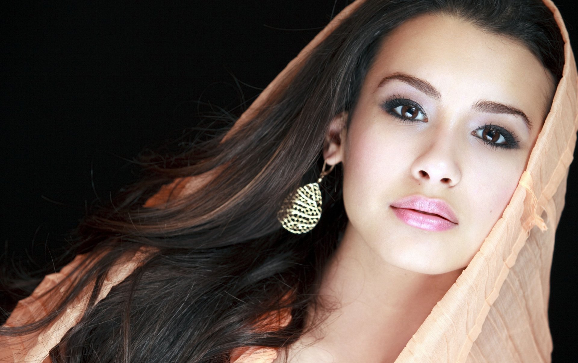 Radiant Woman’s Portrait – Stunning HD Face Wallpaper