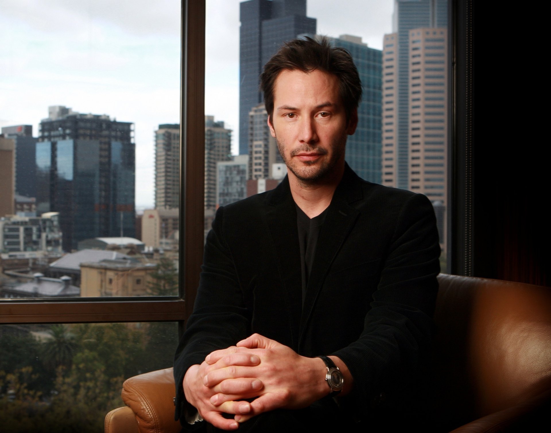 Keanu Reeves HD Celebrity Wallpaper – Iconic Urban Elegance