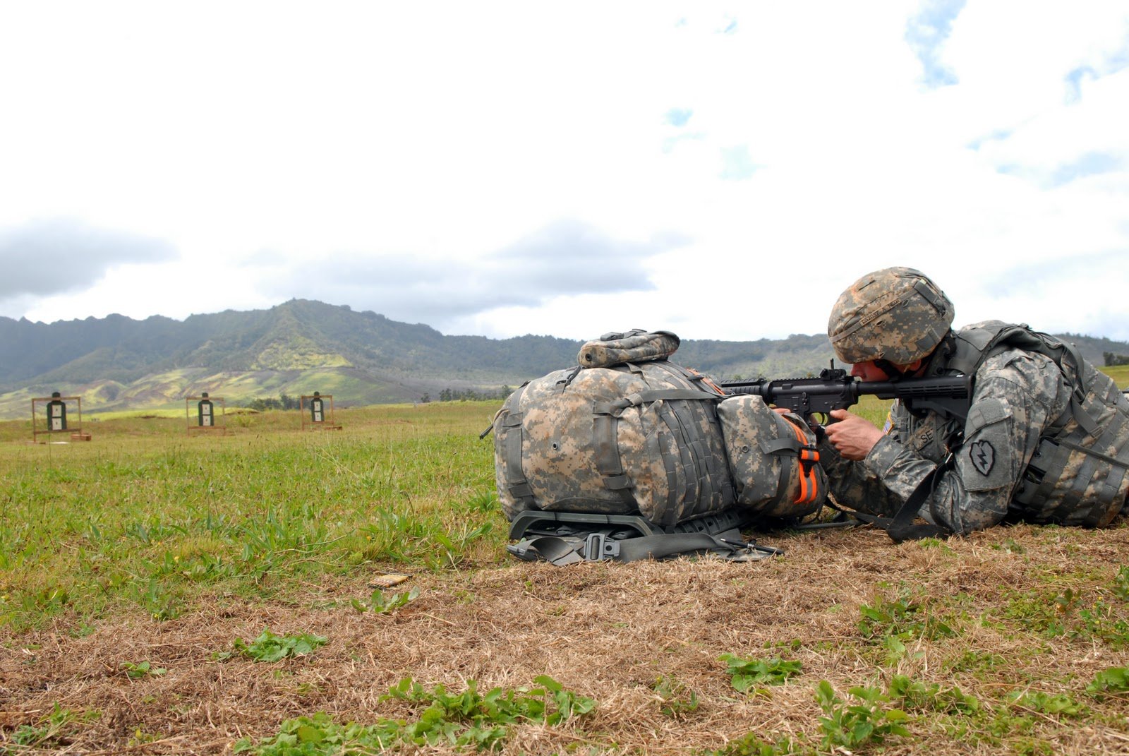 HD Army M-4 Rifle Soldier in Action – Military Precision on the Field