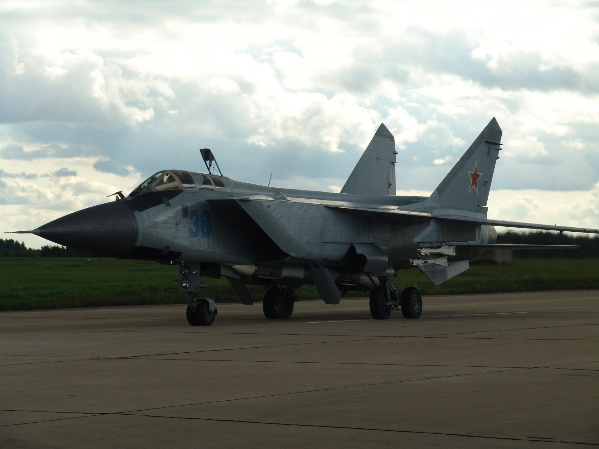 Mikoyan MiG-31 Military Jet – HD Fighter Wallpaper