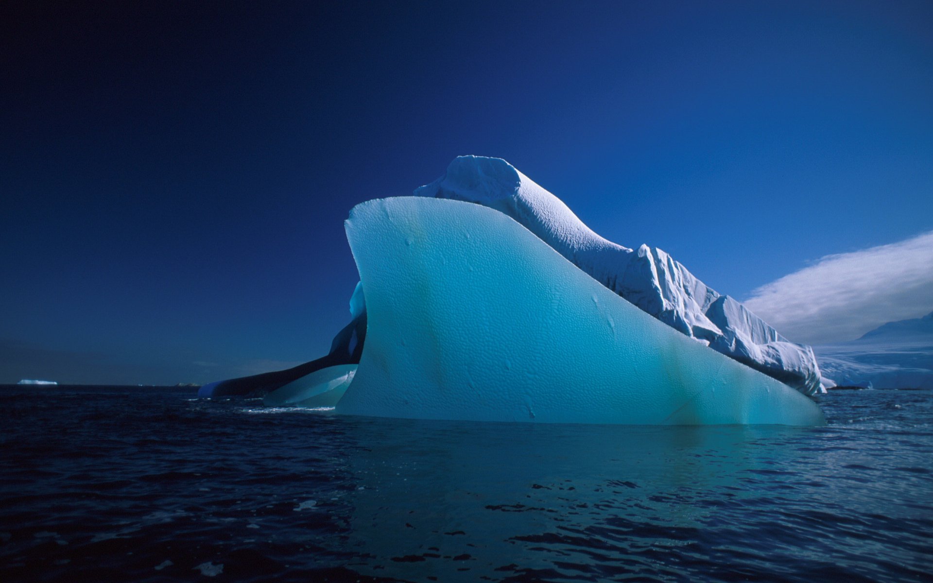 Majestic Iceberg: Stunning HD Wallpaper of Nature's Beauty