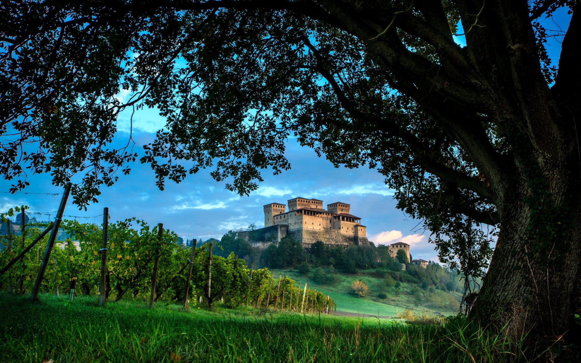 Majestic Castle Retreat: Stunning HD Wallpaper of a Man-Made Fortress