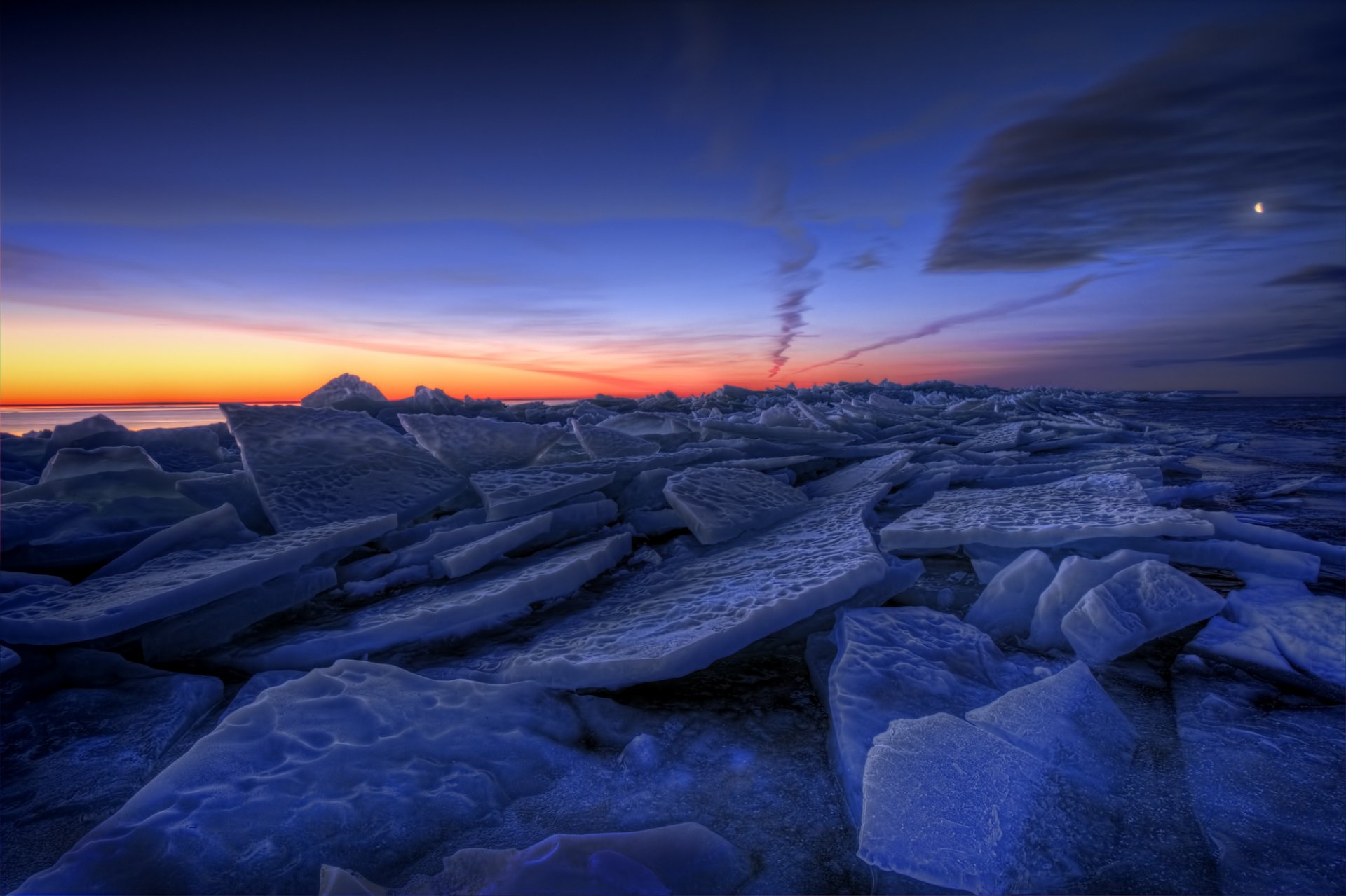 Frozen Horizon: HD Nature's Icy Masterpiece