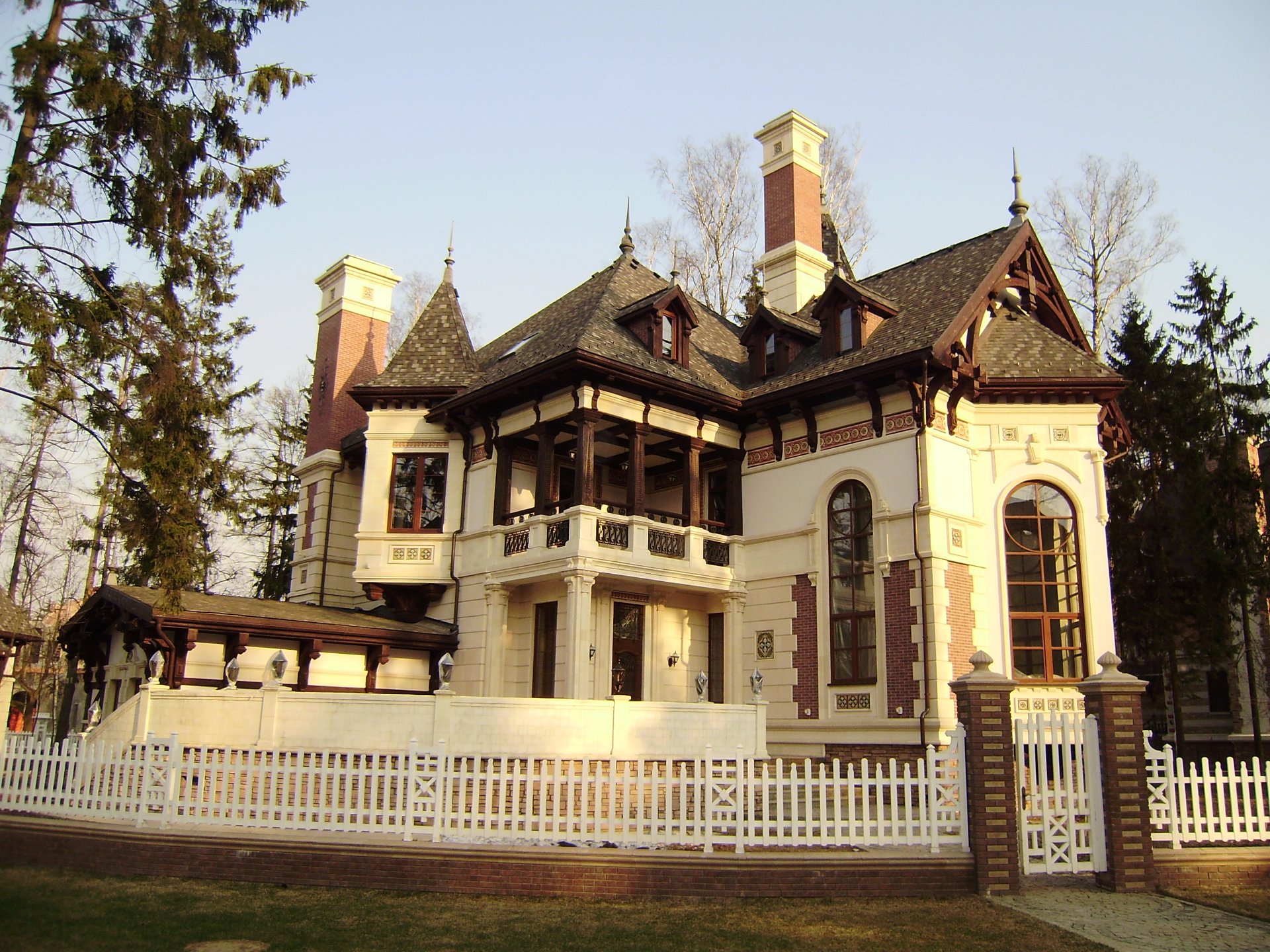 Elegant Manor: Stunning HD Wallpaper of a Classic Man-Made Masterpiece