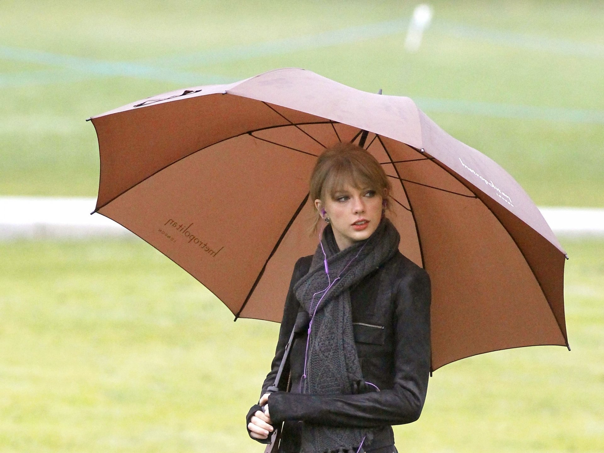 Taylor Swift in the Rain – HD Music Wallpaper | 2560x1920 | Wallpaper Abyss