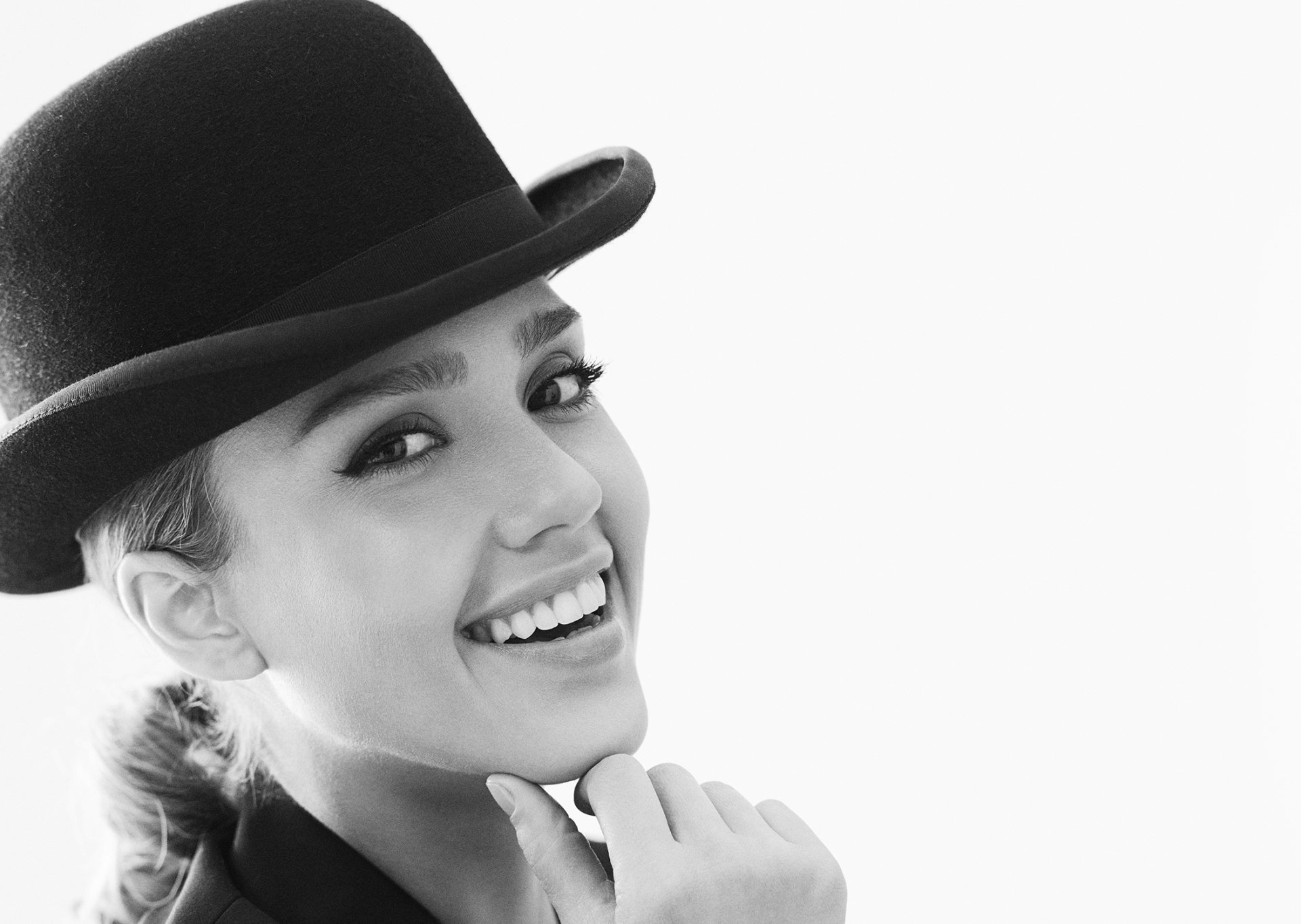 Stunning Jessica Alba HD Wallpaper: A Captivating Smile