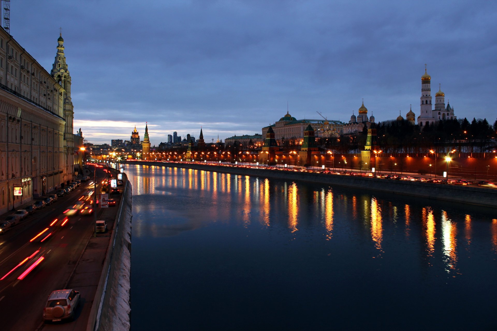 Moscow Evening Reflections: A Stunning HD Wallpaper