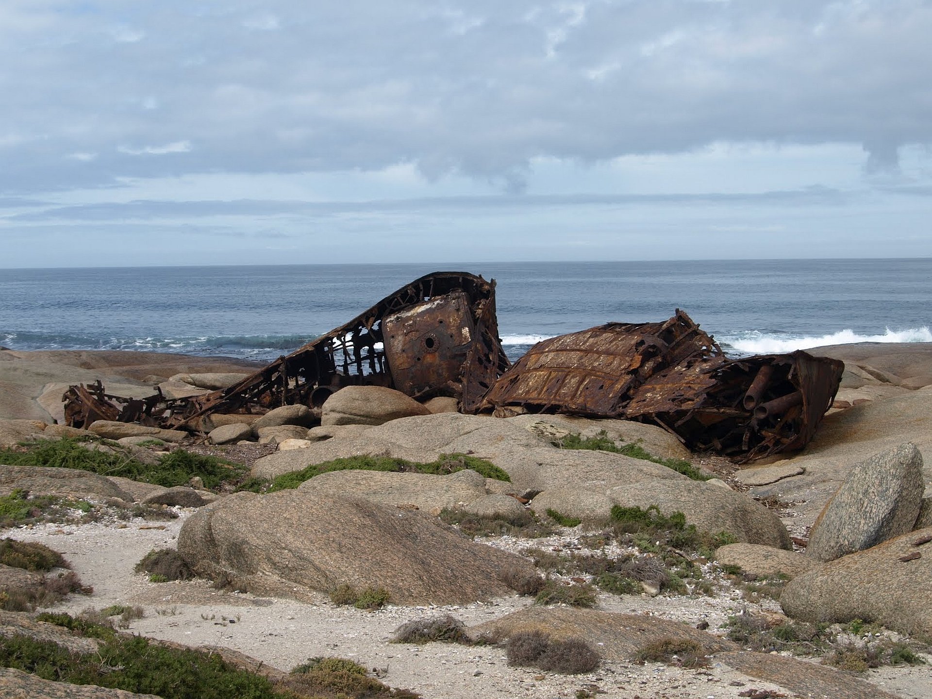 Download Vehicle Wreck HD Wallpaper