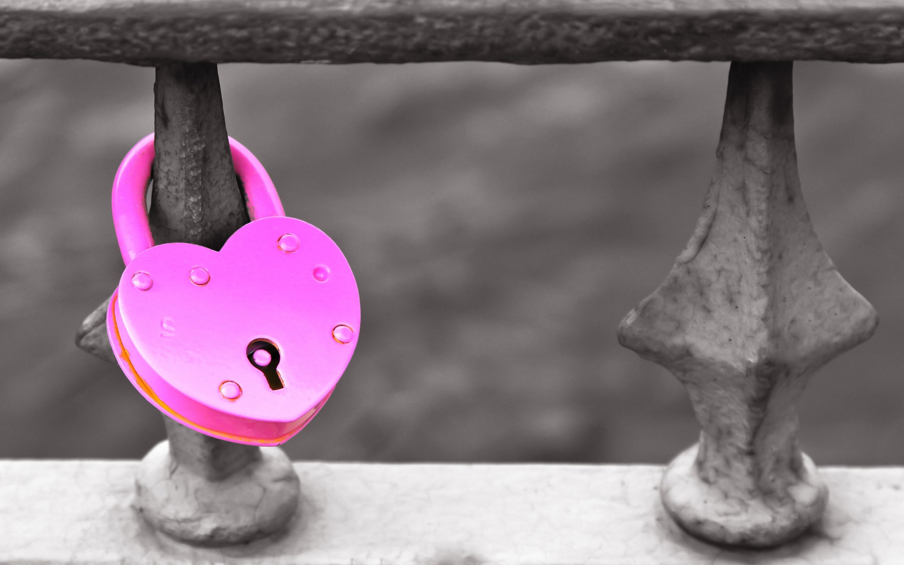 Love Locked: A Stunning HD Wallpaper Celebrating Romance