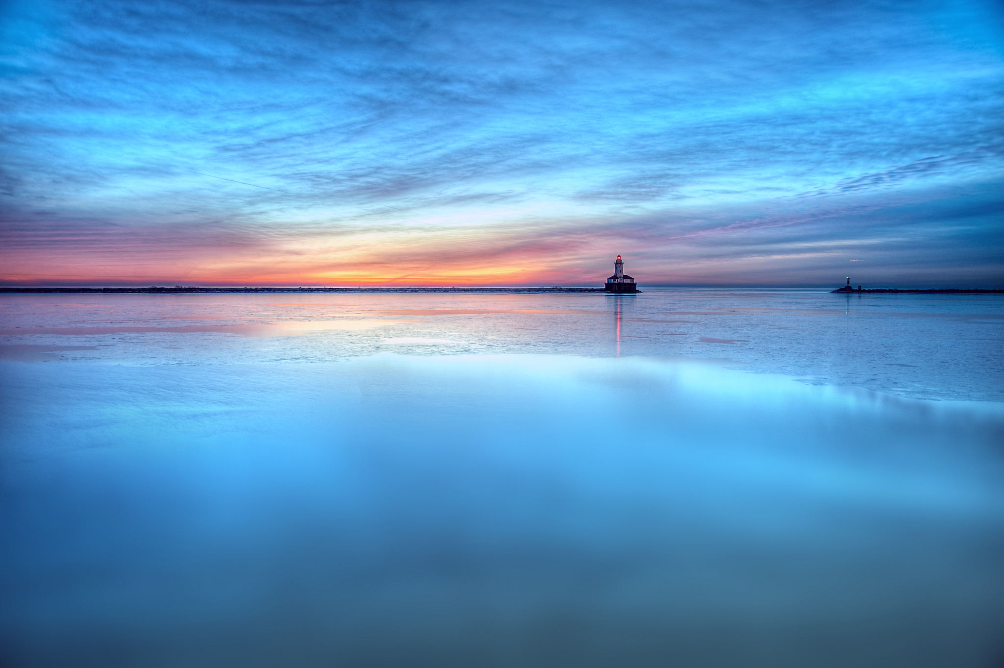 Serene Shores: HD Wallpaper of a Lighthouse at Dusk