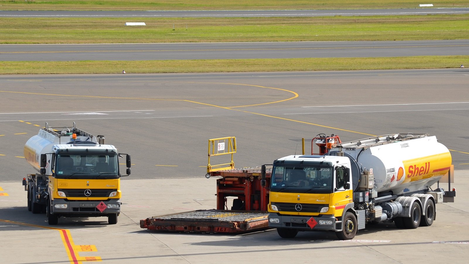Shell Refueler At Sydney Airport by lonewolf6738