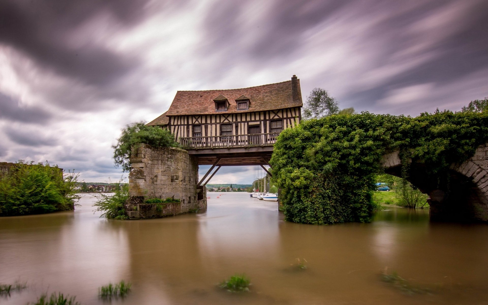Timeless Manor: Stunning HD Wallpaper of Historic Man-Made House Over ...