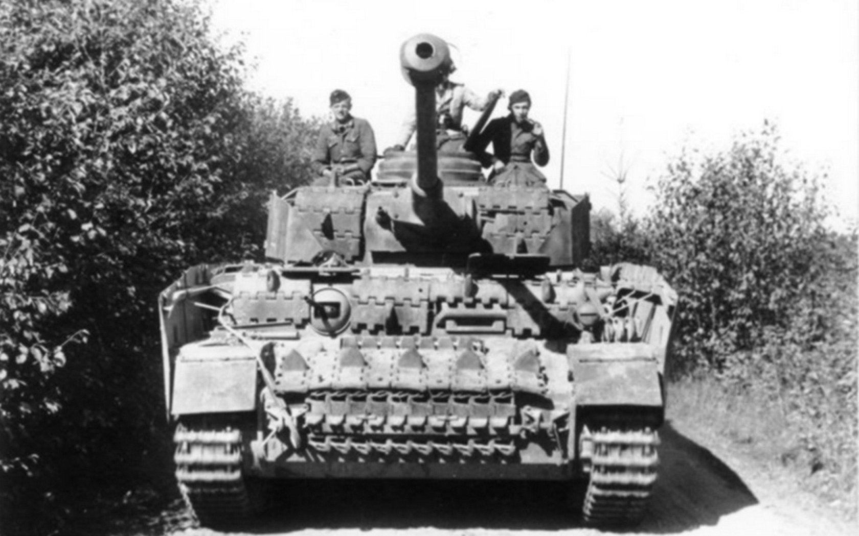 HD Military Tank Wallpaper: Vintage Armor in Action