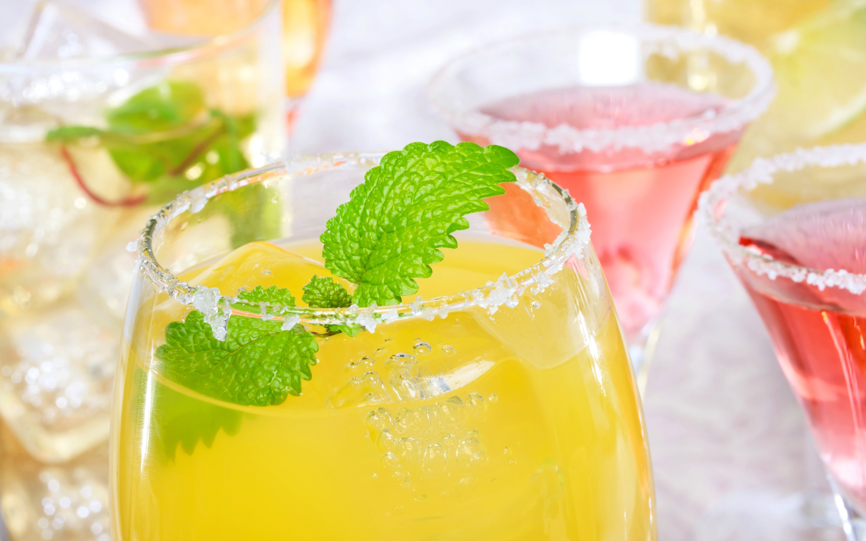 Refreshing HD Cocktails: Colorful Food & Drink Elegance