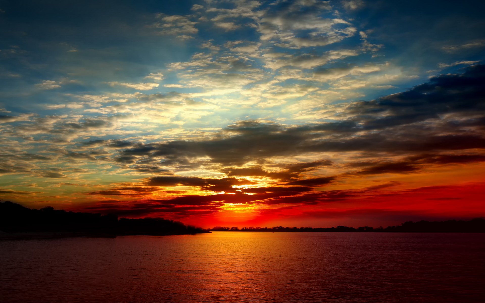 HD Nature Sunset Bliss: Vibrant Evening Sky Over Calm Waters