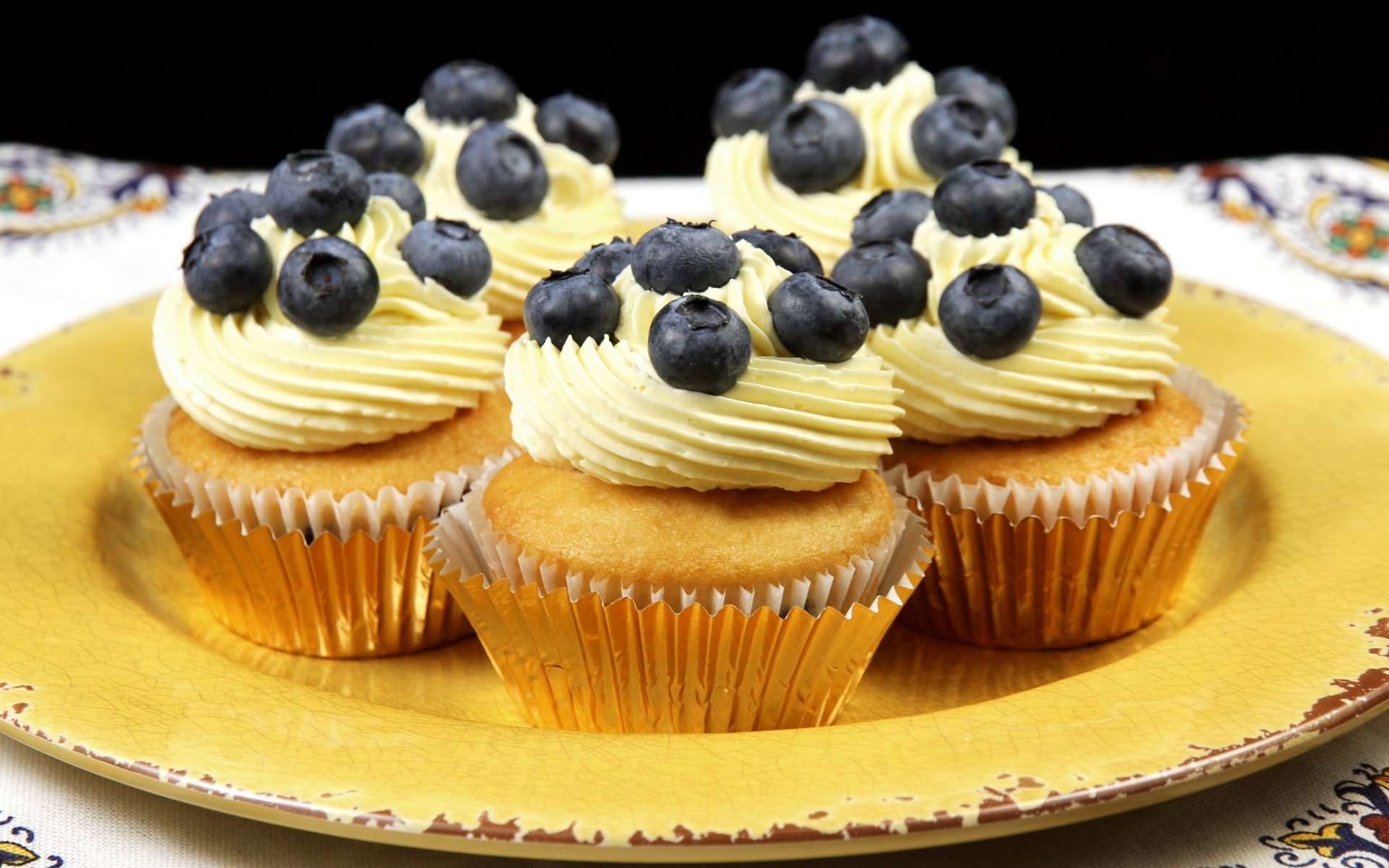 Delicious Blueberry Cupcakes | HD Food Wallpaper Delight | 2880x1800 ...